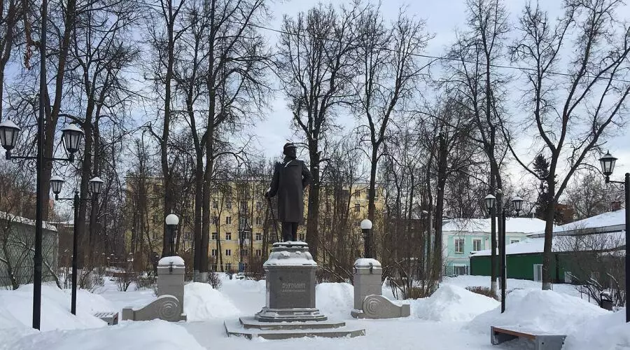 Tsangambato ho an'ny olom-pirenena malaza ao an-tanàna sy Messenat D. G. Burylin, napetraka tao amin'ny kianja litoria ao Ivanovo