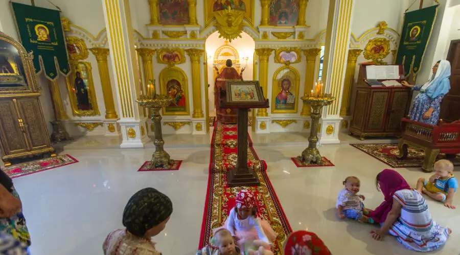 Koh Chang, Thailand - 4. marts 2018: Under søndag tilbedelse i den russiske ortodokse kirke