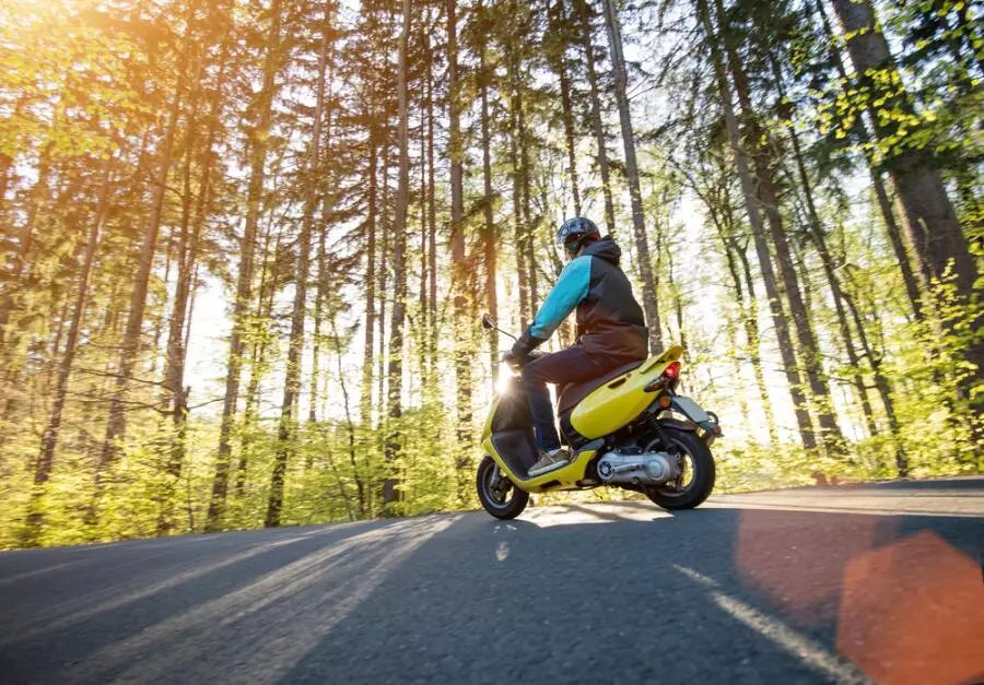 နှစ်ခုဘီးအန္တရာယ်။ စကူဘရောင်းနှင့် Mopeds ၏ယာဉ်မောင်းများကိုသင်ဘယ်လိုမေ့သွားသနည်း။