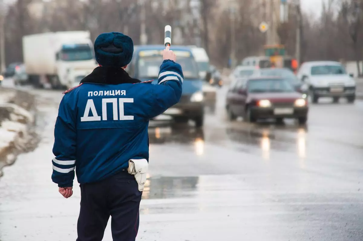 Vai man ir nepieciešams atstāt automašīnu, kad inspektors jūs pārtrauca?