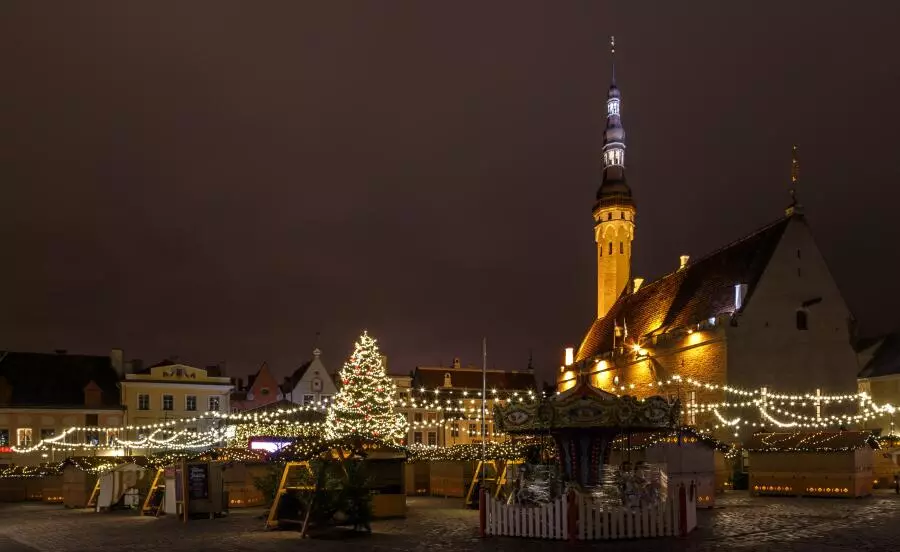 Tallinn, mestna hiša pozno zvečer