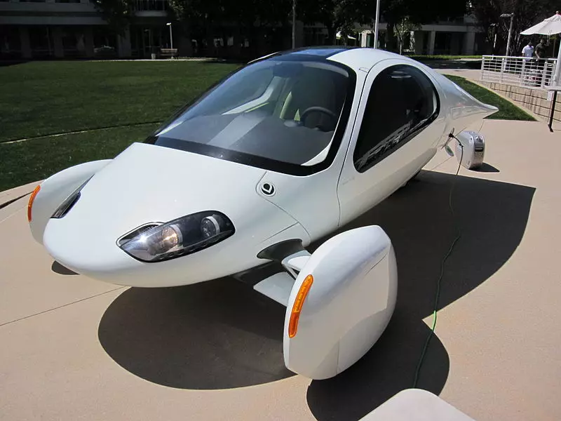 Aptera 2e. Varför denna futuristiska trehjuling är fel att ringa till Google Car (Google)?