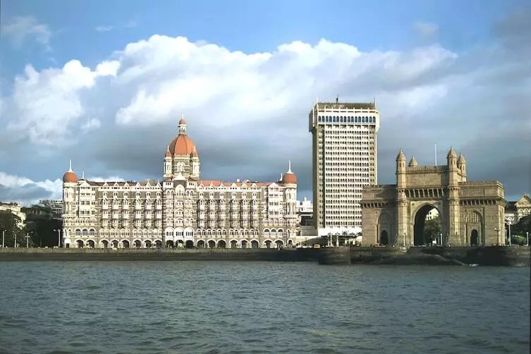 Hotel Taj Mahal dan Gerbang ke India di tanggul Mumbai