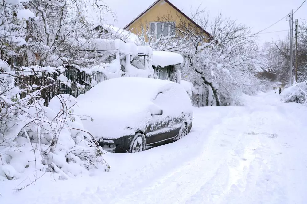 Comment survivre sur l'autoroute en hiver, si vous êtes coincé? Instructions pour la survie dans une machine notée