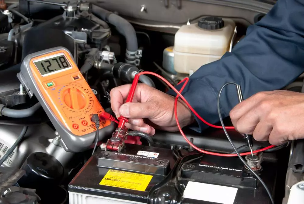 Wie eine Autobatterie aufzuladen?