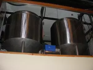 Tanques de cozimento de cerveja. Foto pelo autor.