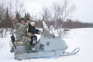 Itinuturo ni Lolo ang apo upang pamahalaan ang sled.