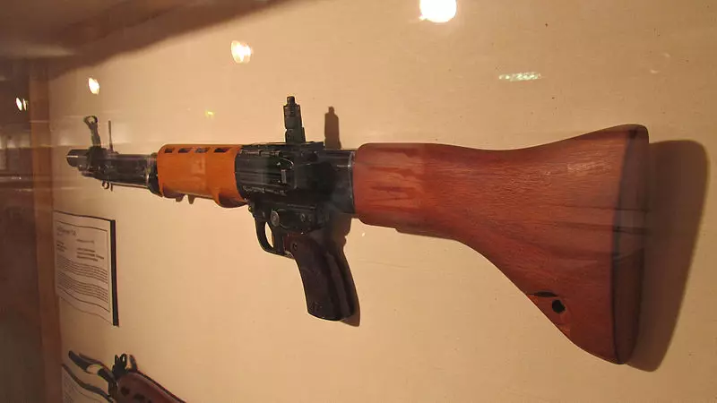 FG-42 (FG-42). Zakaj je ta avtomatska puška imenovala "zeleno hudičev orožje"? 3. Spremembe