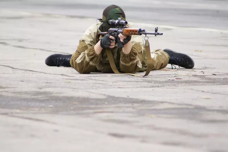 Drogunov Sniper ရိုင်ဖယ်။ ၎င်းကို "ဒဏ္ leg ာရီဆန်သောရိုင်ဖယ်" ဟုခေါ်သည်။ 3. ပြုပြင်မွမ်းမံ