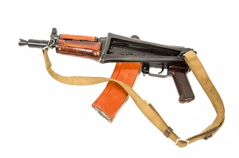 Aks-74u. Model panggilan mesin kalashnikov minangka jeneng wanita?