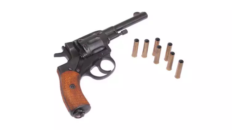 Kartrij 7,62x38 r nagondi. Afsonaviy revolver Naganidan qaysi patronni o'qqa tutmoqda? 89681_1