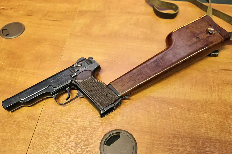 Automatikus stecspisztoly. Miért hívják az "orosz Beretta" nyugaton? 2. Építés