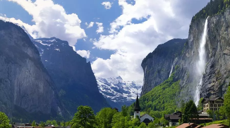 Ferubbach መካከል ፏፏቴ Cantonon በበርን, ስዊዘርላንድ ውስጥ Lauterbrunnen ከተማ አቅራቢያ ተገኝቷል