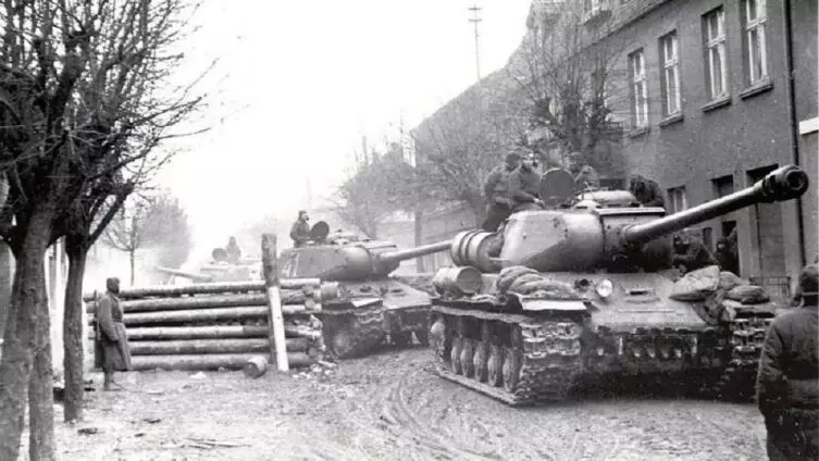 Колона на тенкови е-2 на улиците на градот за време на март во источна Померанија