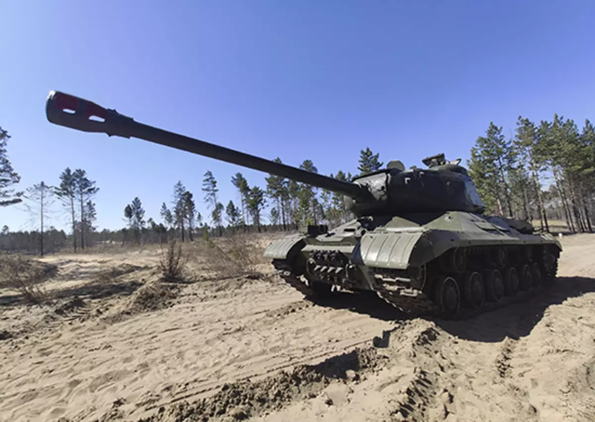 Tank restawrat huwa-2 fil-landfill tad-distrett militari tal-Lvant. Ġunju 2021.