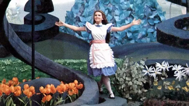 Alisin Cinema - 16. Cad iad na scannáin ar Alice in Wonderland a baineadh amach sna 1970idí?