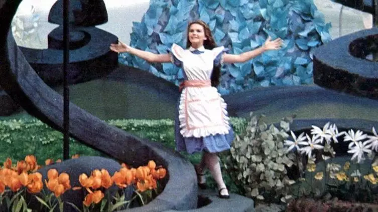 I-Alisin Cinema - 16. Yimaphi amafilimu akwa-Alice eWonderland asuswe ngawo-1970?