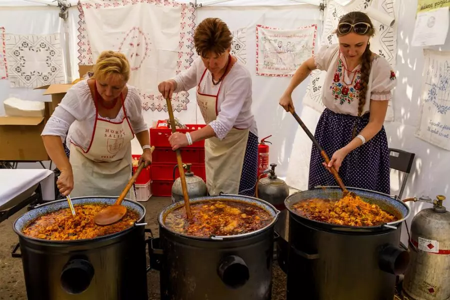 ¿Cómo los húngaros cocinan un goulash?