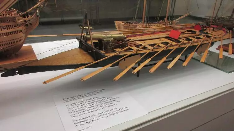 Rowing Canse Boat com um caso de ferro, construído em 1842 em Danziga no estaleiro de Johann Wilhelm do Keytcker por ordem do Governo do Império Russo e armado com 3 pistola nasal e 1 alimentação. Modelo em Museu Alemão, Munique, Alemanha