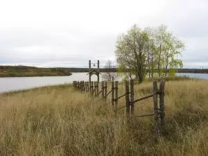 Fiume Kem. Una volta c'era un villaggio della Poguémy. Ora - solo obelisco.