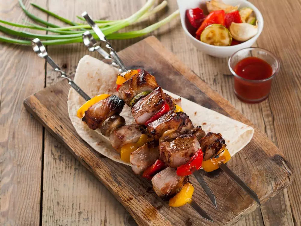 ¿Cómo hacer kebabs de carne?